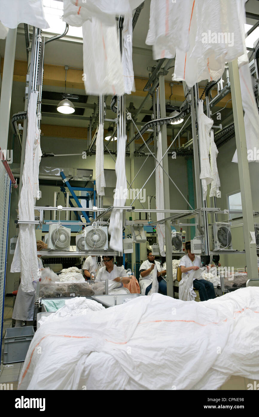 Laundry workers center hi-res stock photography and images - Alamy