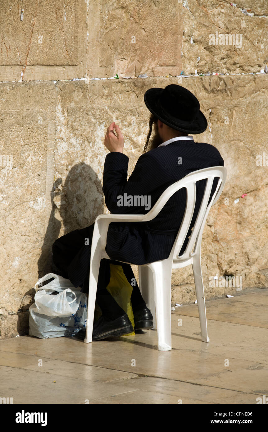 jew praying at the wall in jerusalem Stock Photo - Alamy