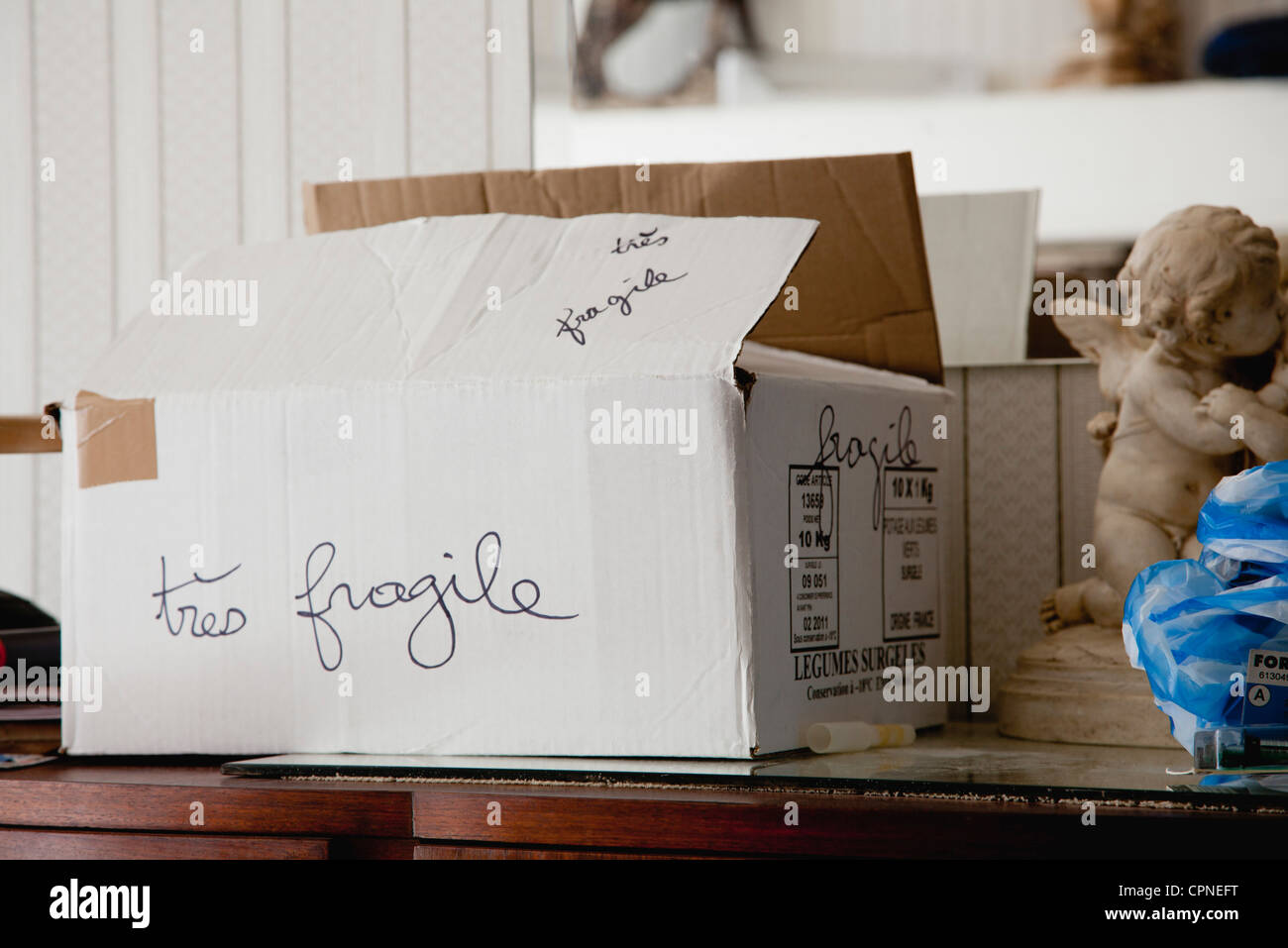 Cardboard moving box labeled "tres fragile Stock Photo - Alamy