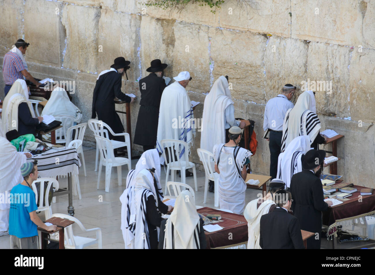 Orthodox jewish man torah scroll hi-res stock photography and images ...