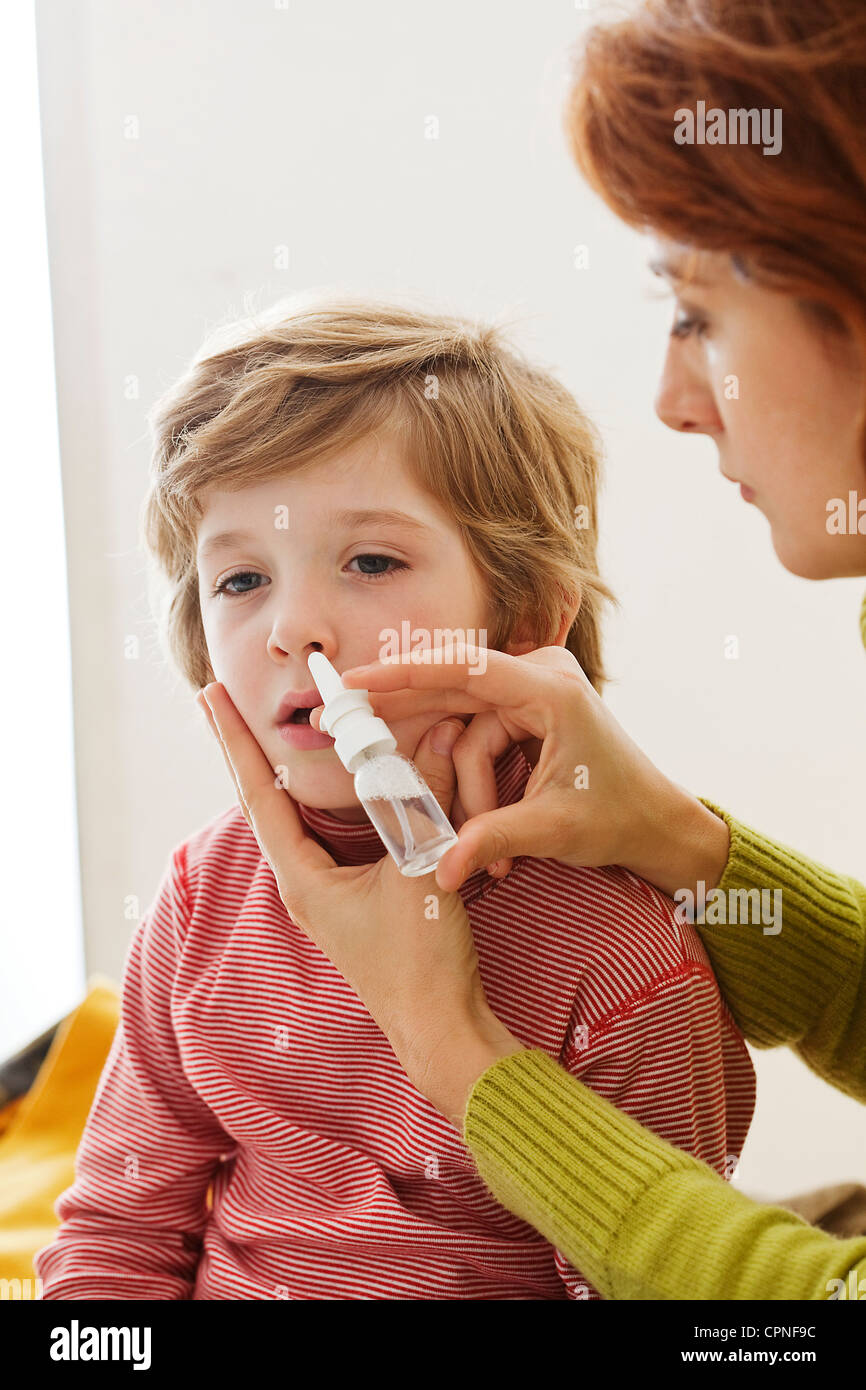 CHILD USING NOSE SPRAY Stock Photo - Alamy