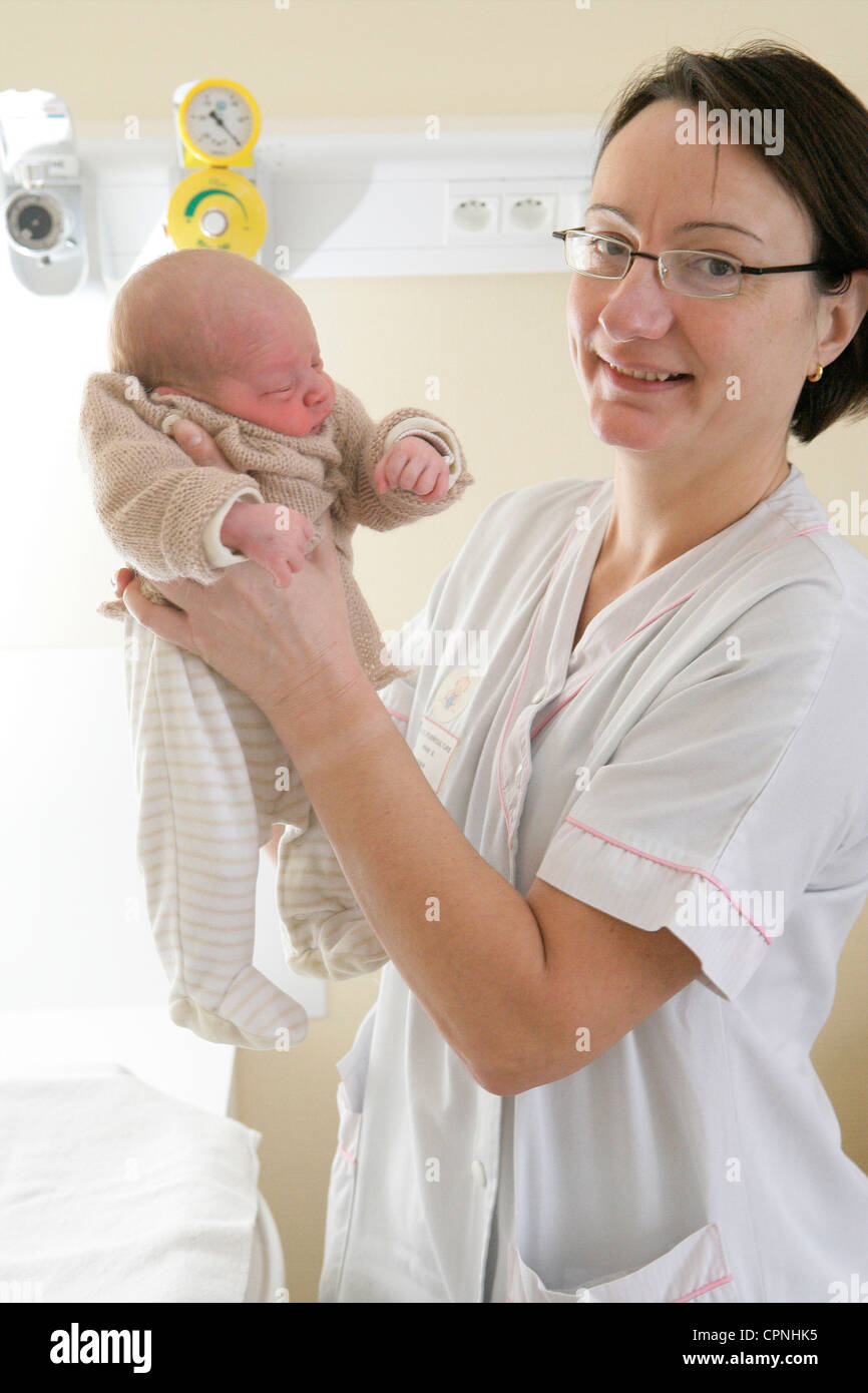 Midwives in maternity ward hi-res stock photography and images - Alamy