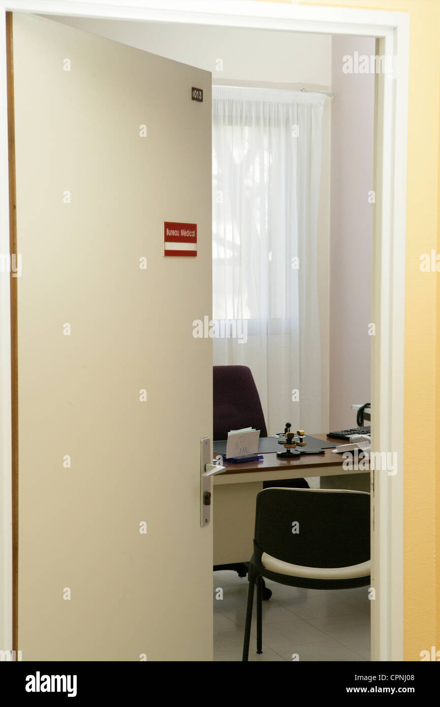 Empty doctors surgery hi-res stock photography and images - Alamy