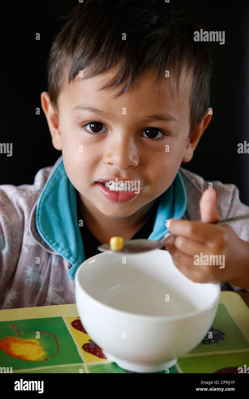 Child eating lunch alone hi-res stock photography and images - Alamy