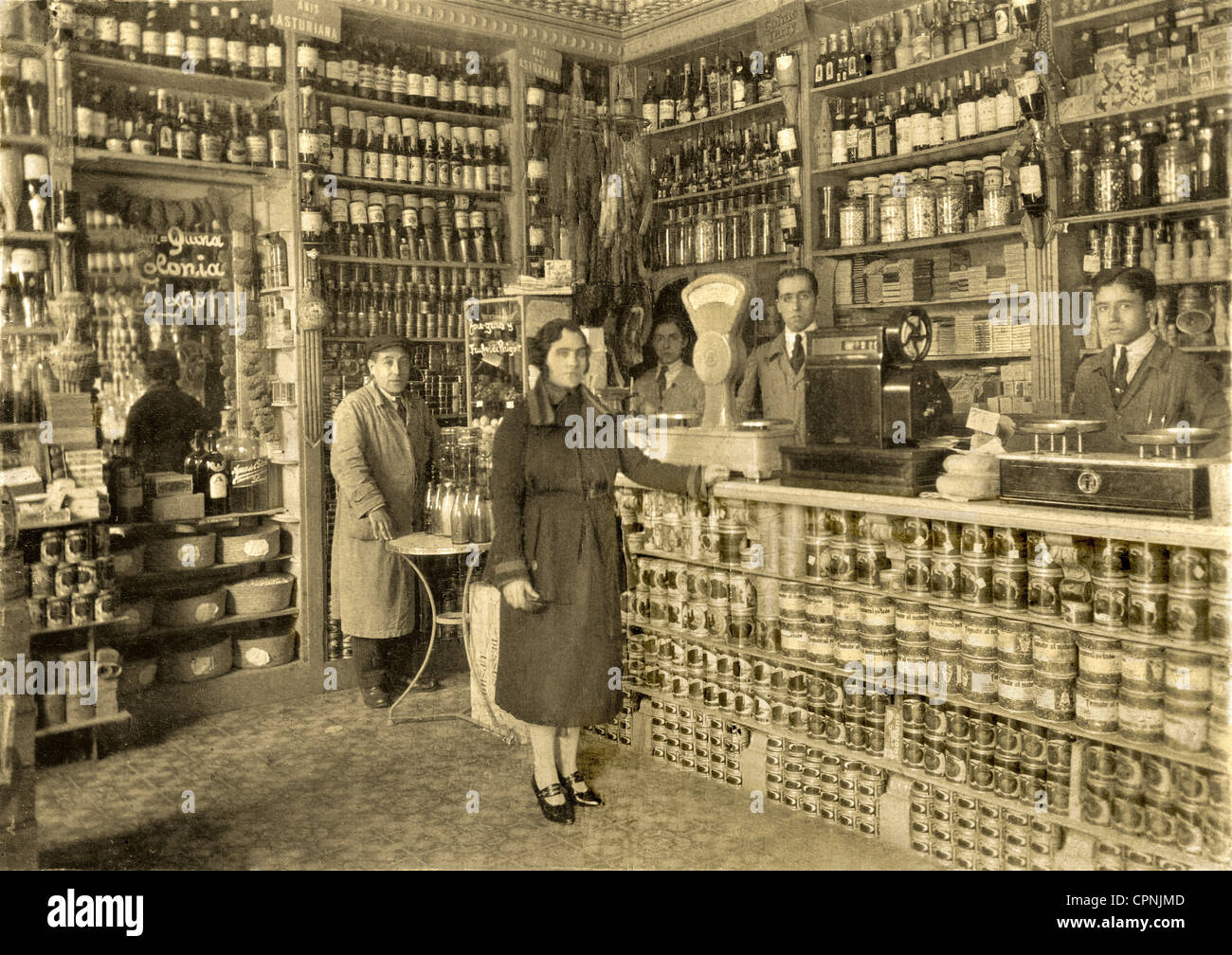 Shop clerks hi-res stock photography and images - Alamy