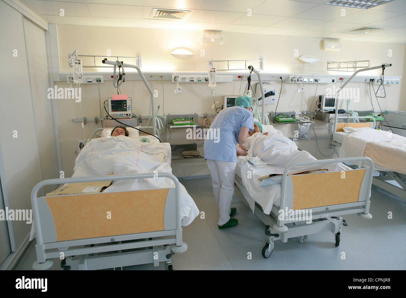 Hospital ward beds hi-res stock photography and images - Alamy