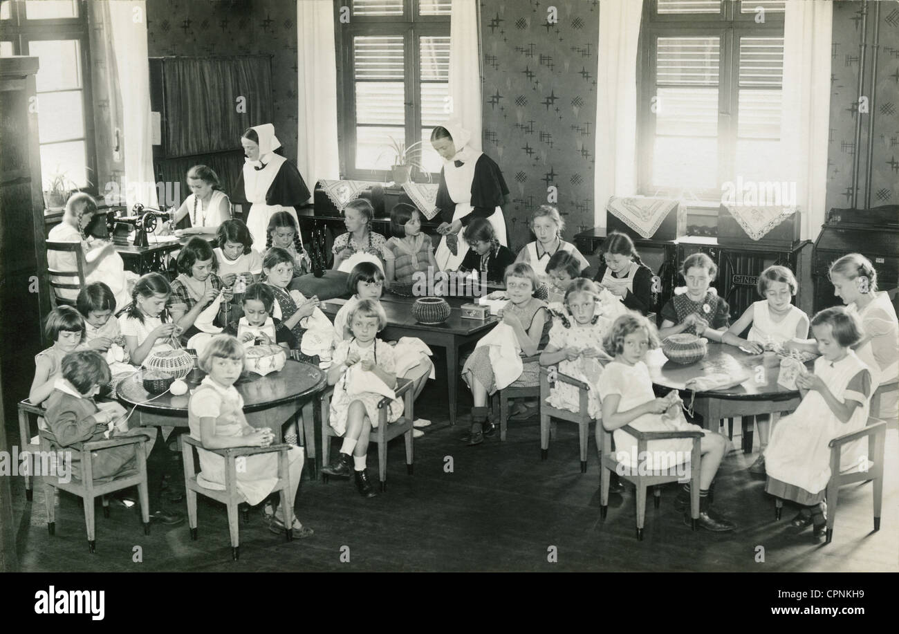 Children 1930s poor hi-res stock photography and images - Alamy