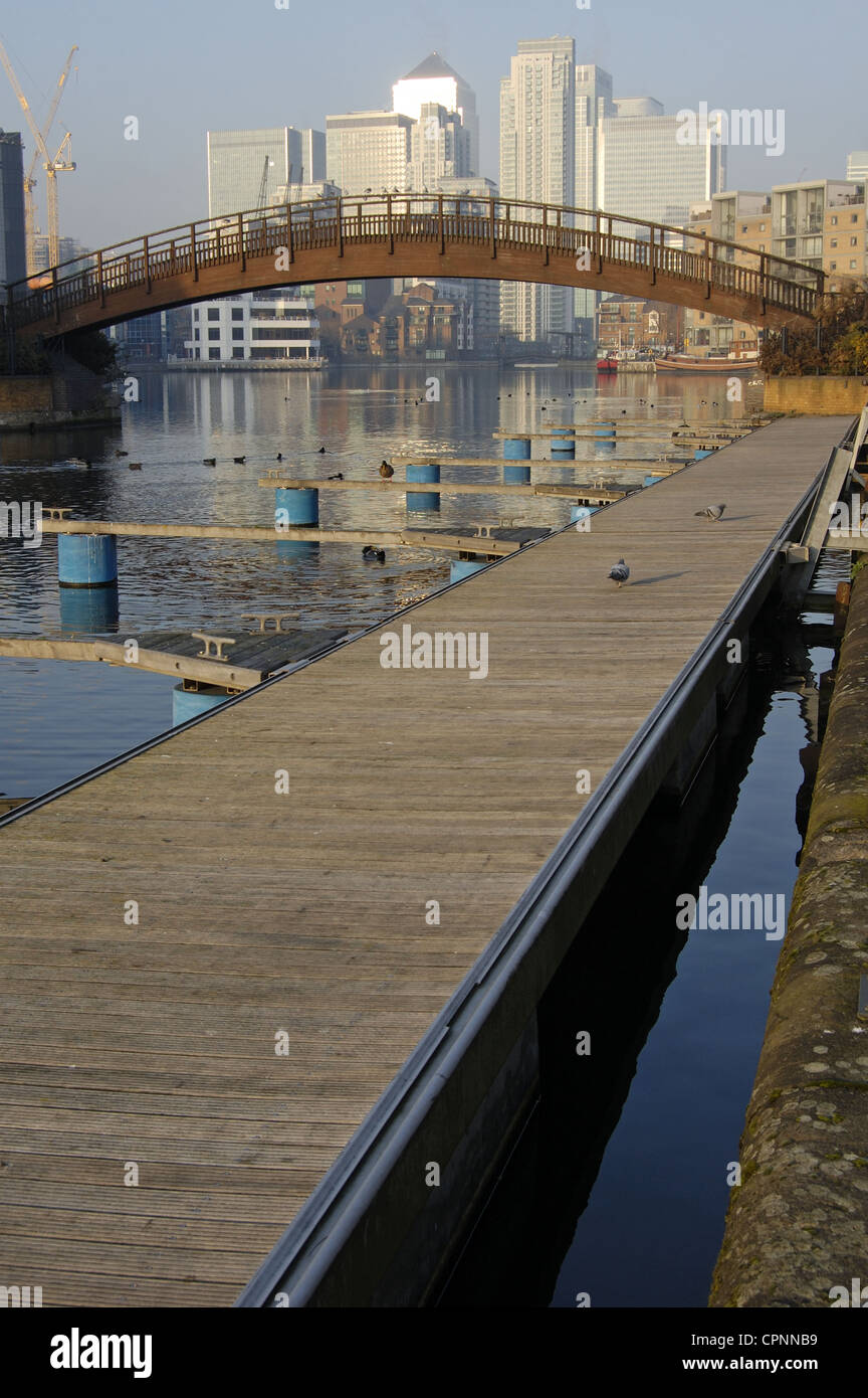 Moorings and footbridge at Millwall Dock and Canary Wharf skyline ...