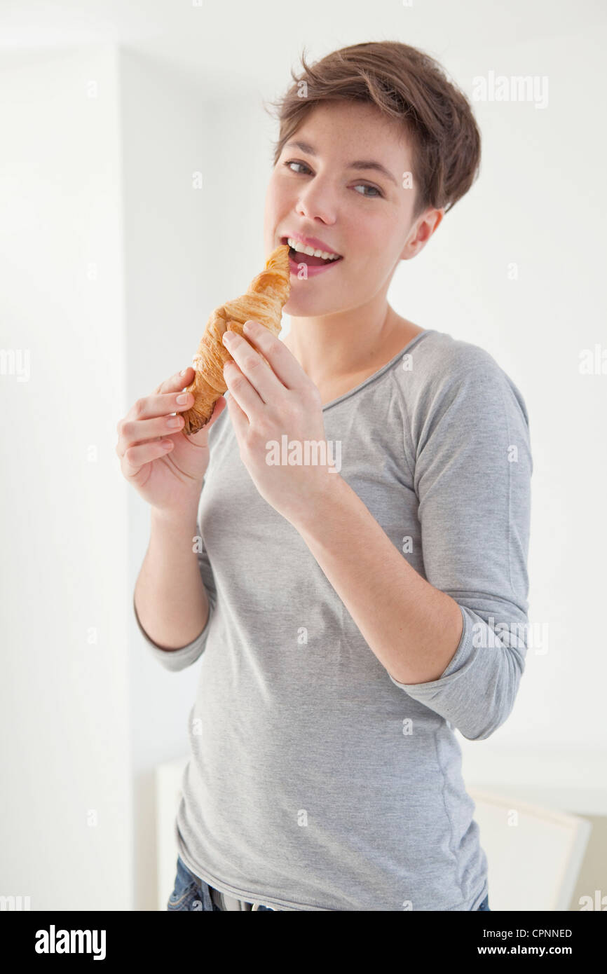 Young adult humans eating hi-res stock photography and images - Alamy