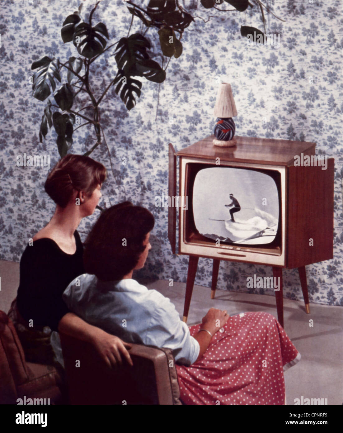 Watching television 1950s hi-res stock photography and images - Alamy