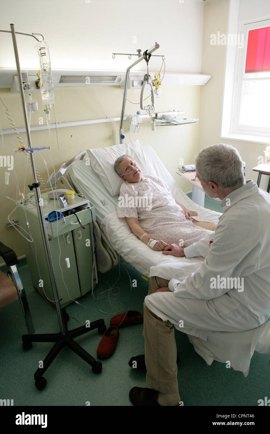 ELDERLY HOSPITAL PATIENT Stock Photo - Alamy