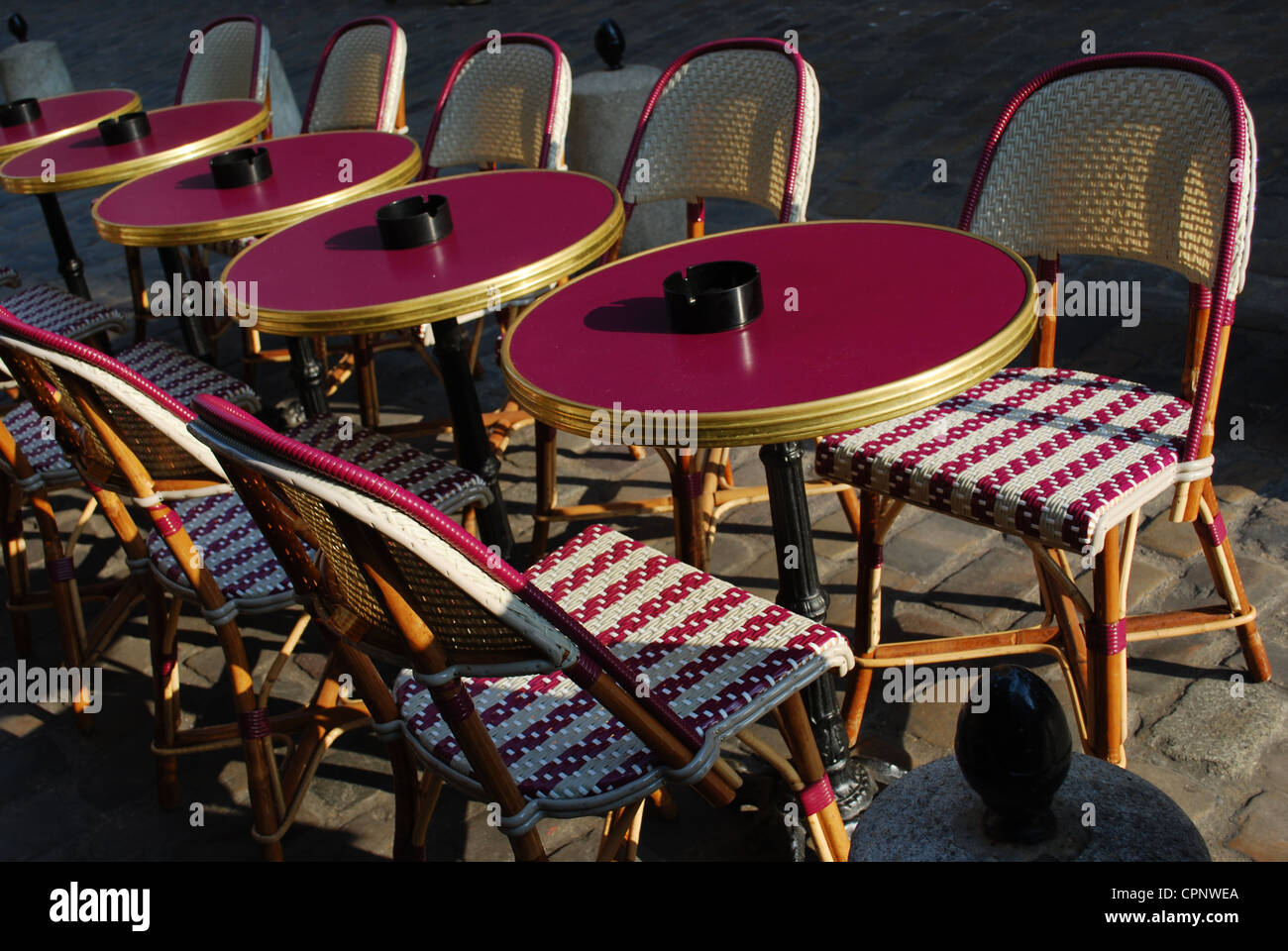 Terrace sidewalk pavement tables hi-res stock photography and images ...