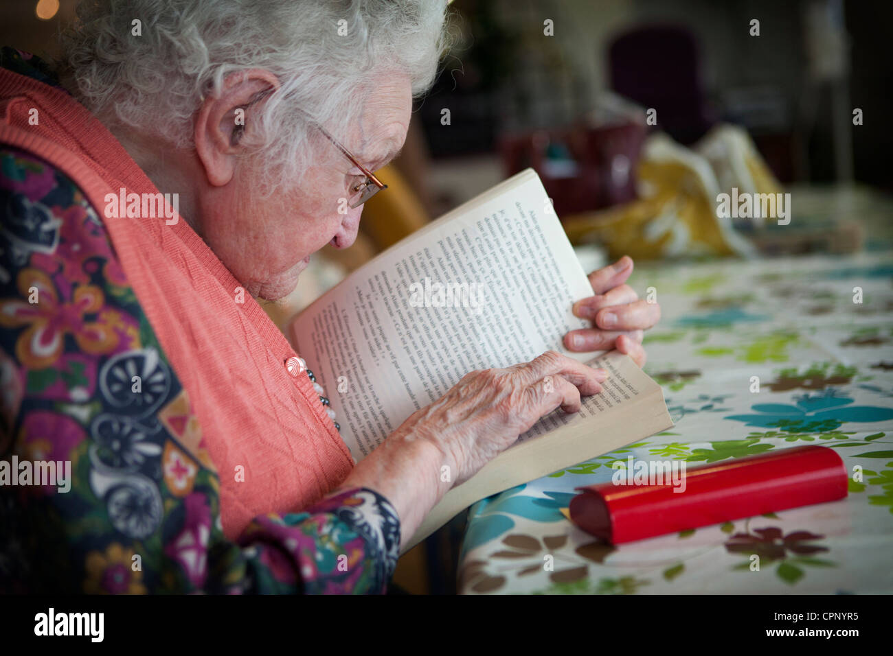 Elderly people recreating hi-res stock photography and images - Alamy