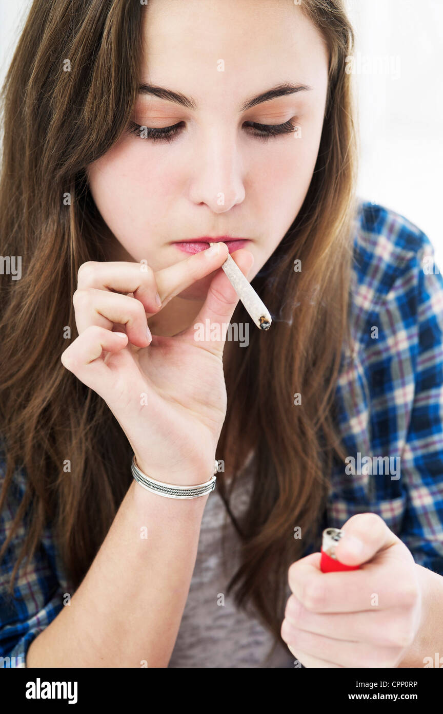 12 year old girl smoking hi-res stock photography and images - Alamy