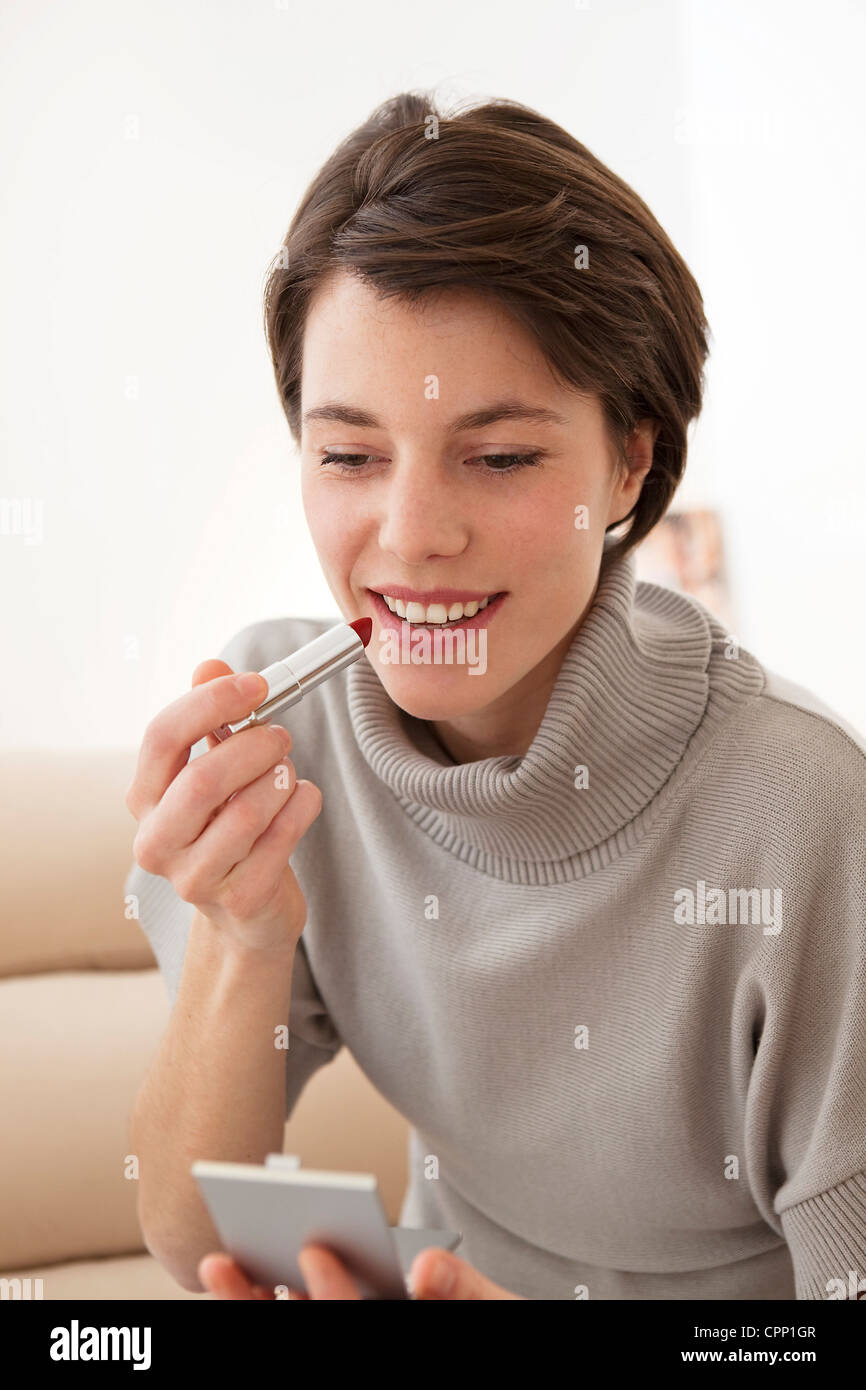 WOMAN PUTTING ON MAKE-UP Stock Photo - Alamy
