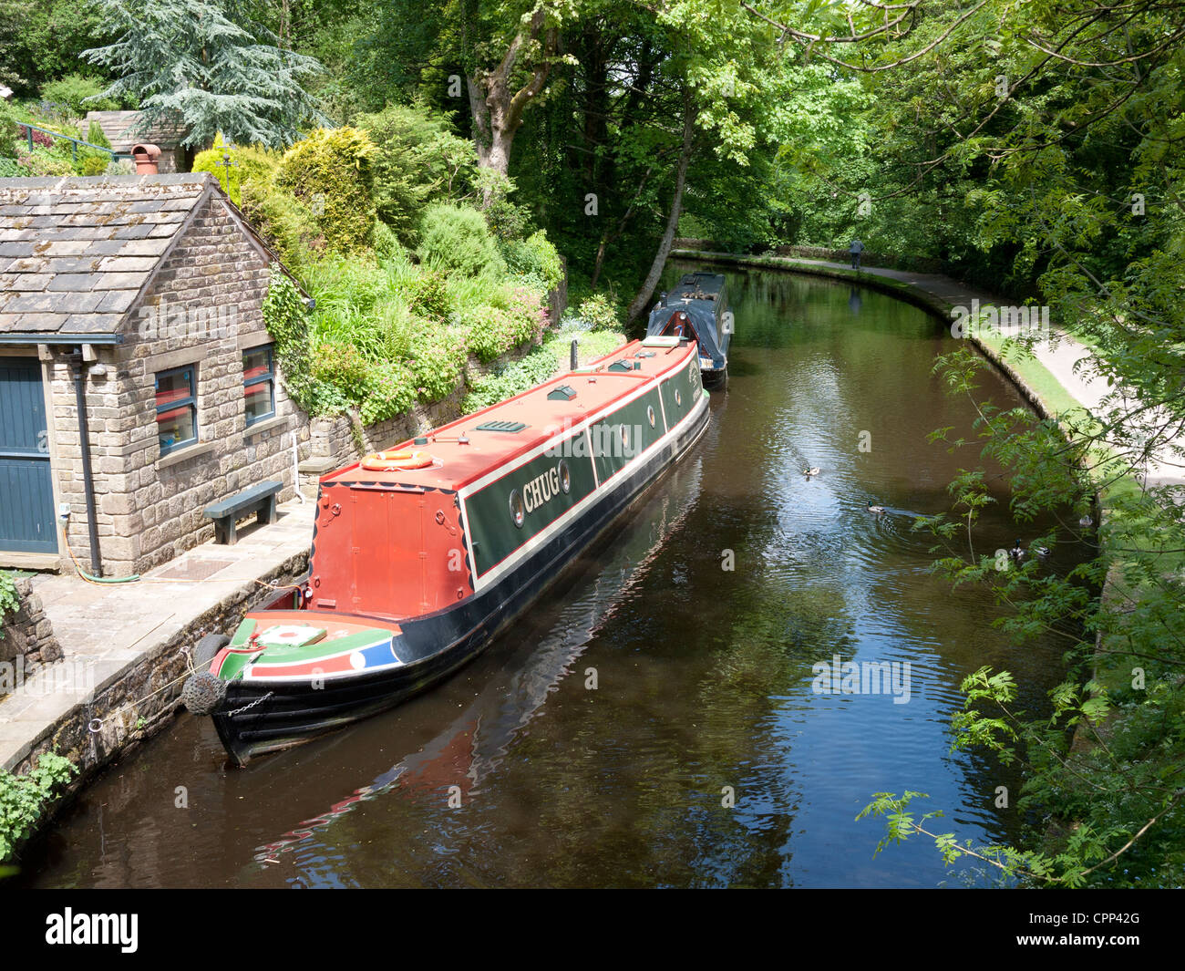 Barge on the Huddersfield Canal, Uppermill, Greater Manchester, UK ...