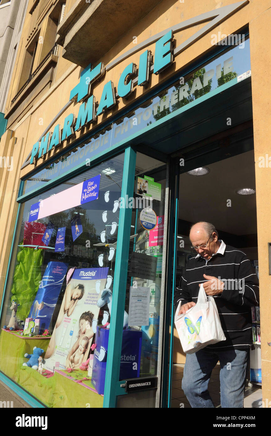 Man pharmacy customer older hi-res stock photography and images - Alamy
