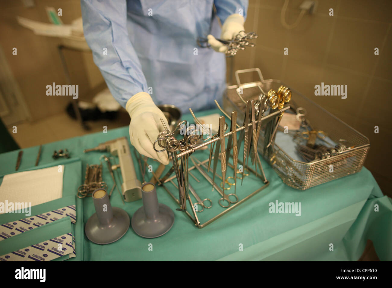Surgical scissor hi-res stock photography and images - Alamy