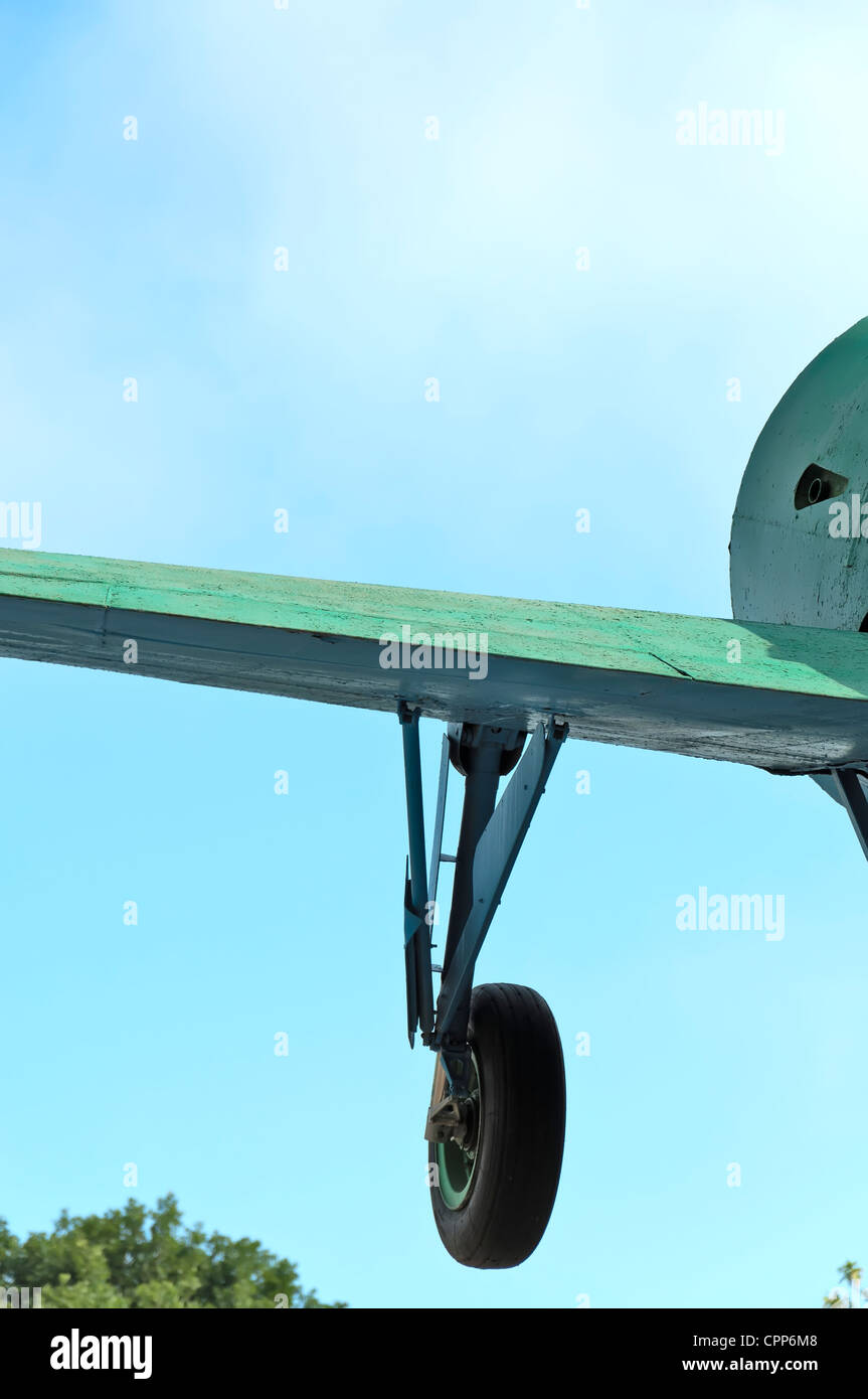 Wing and undercarriage of an old airplane, bottom view Stock Photo - Alamy