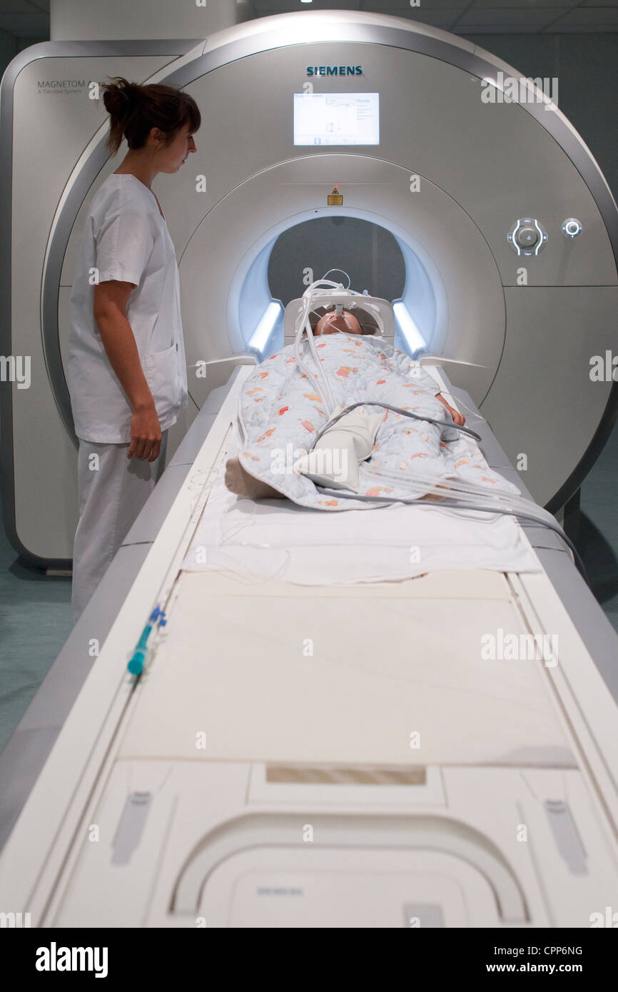 Old brain mri hi-res stock photography and images - Alamy