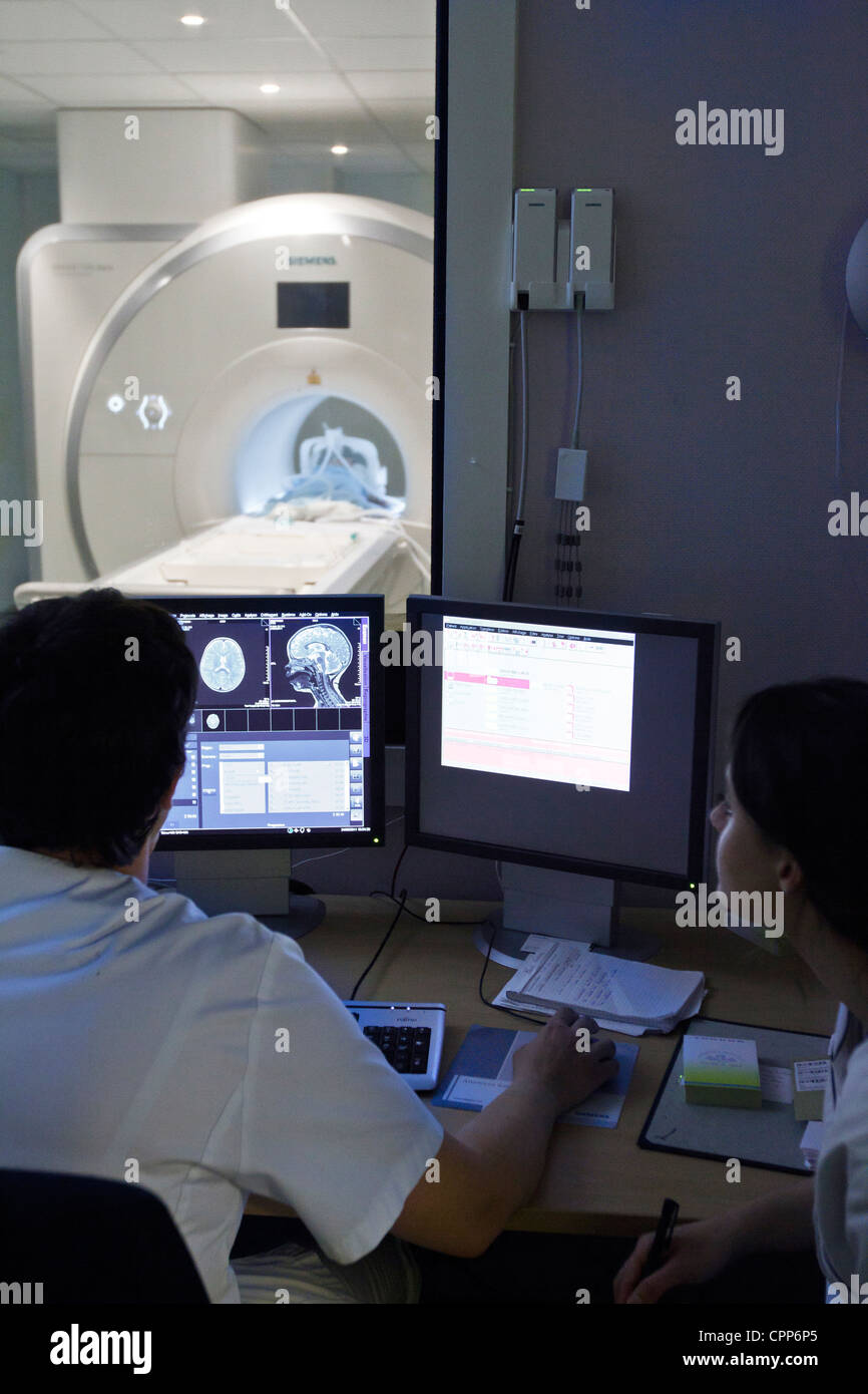 Old brain mri hi-res stock photography and images - Alamy