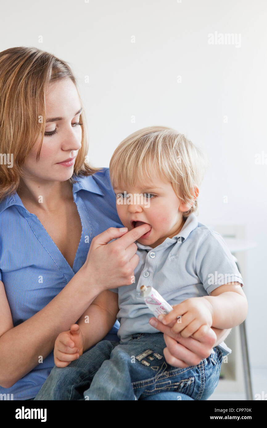 PAINFUL TOOTH IN A CHILD Stock Photo - Alamy