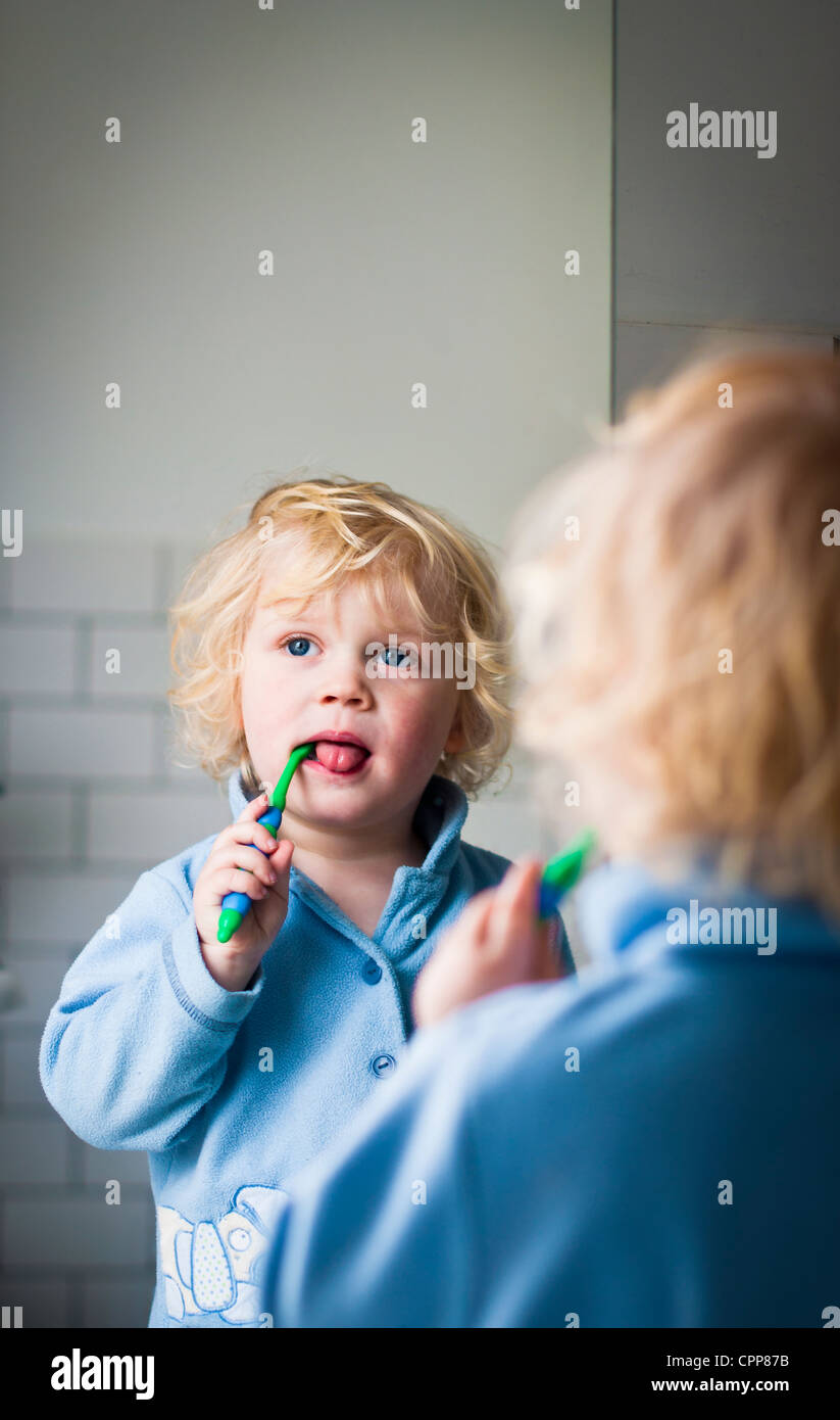 child cleaning teeth Stock Photo - Alamy