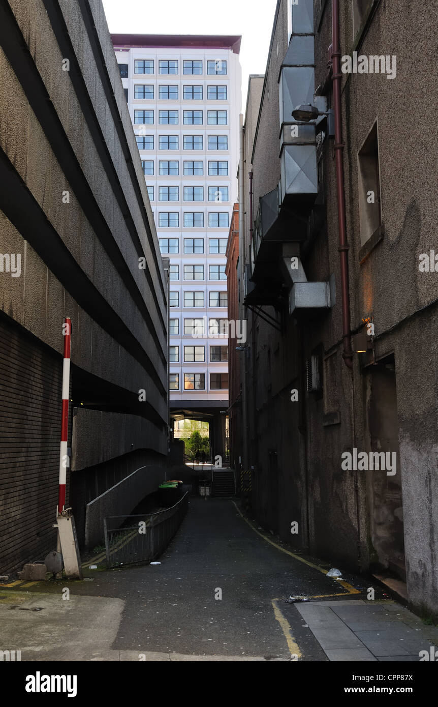 A dark back street alley/lane in Glasgow city centre Stock Photo - Alamy