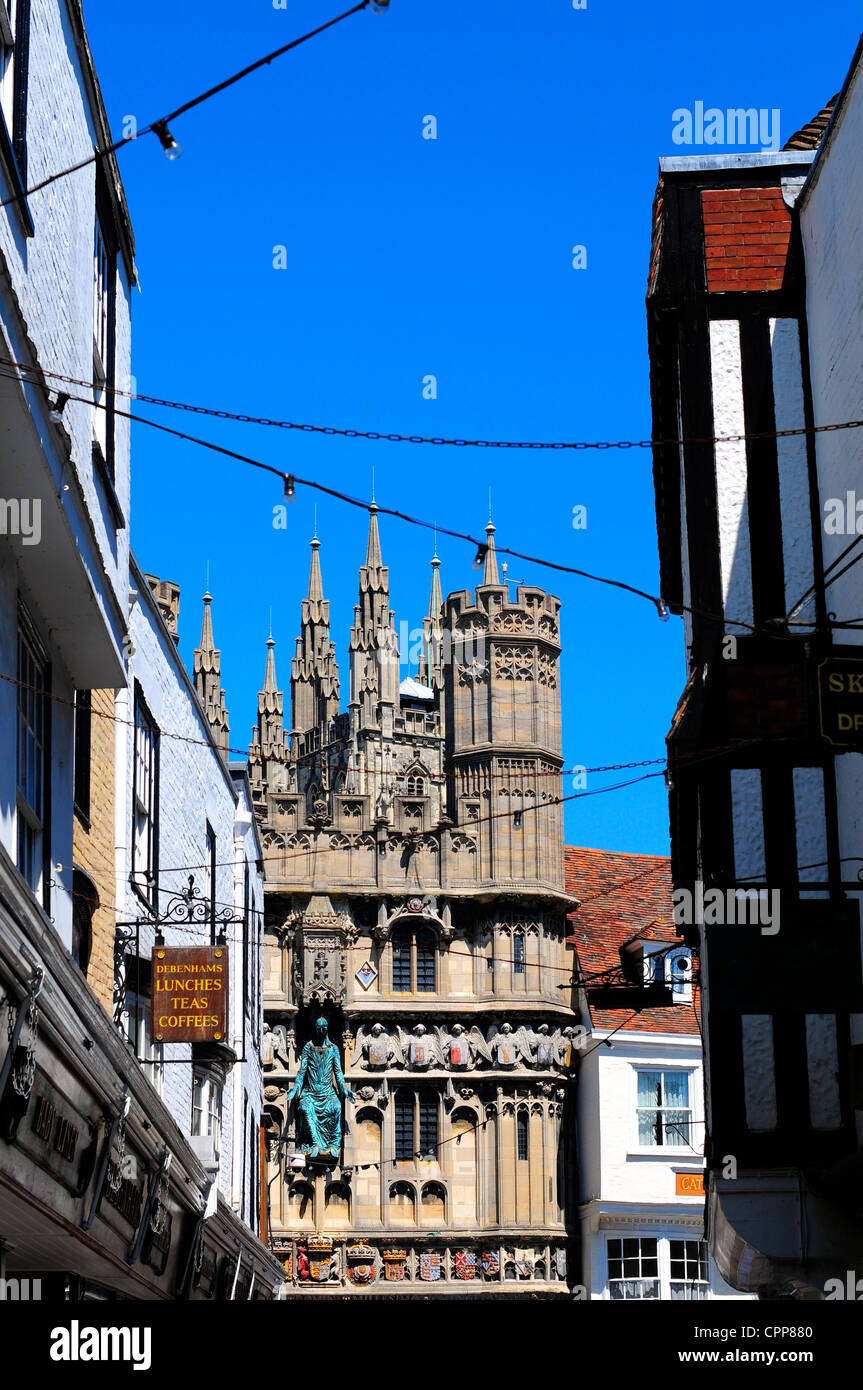 Street leading up to Christ Church Gate - the entrance to Canterbury ...