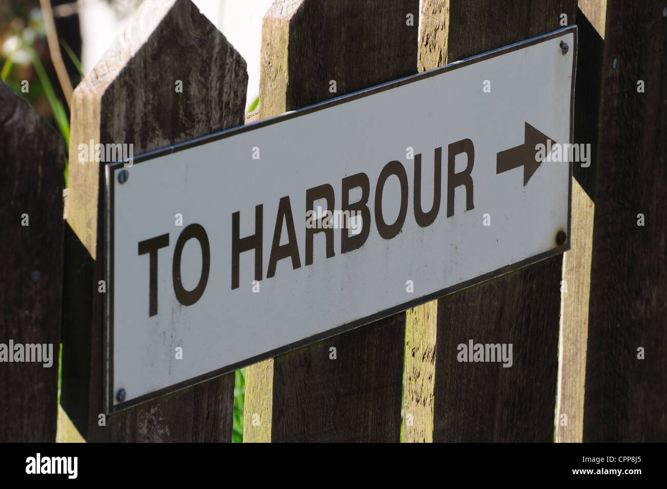 Sign on fence pointing to harbour area Stock Photo - Alamy