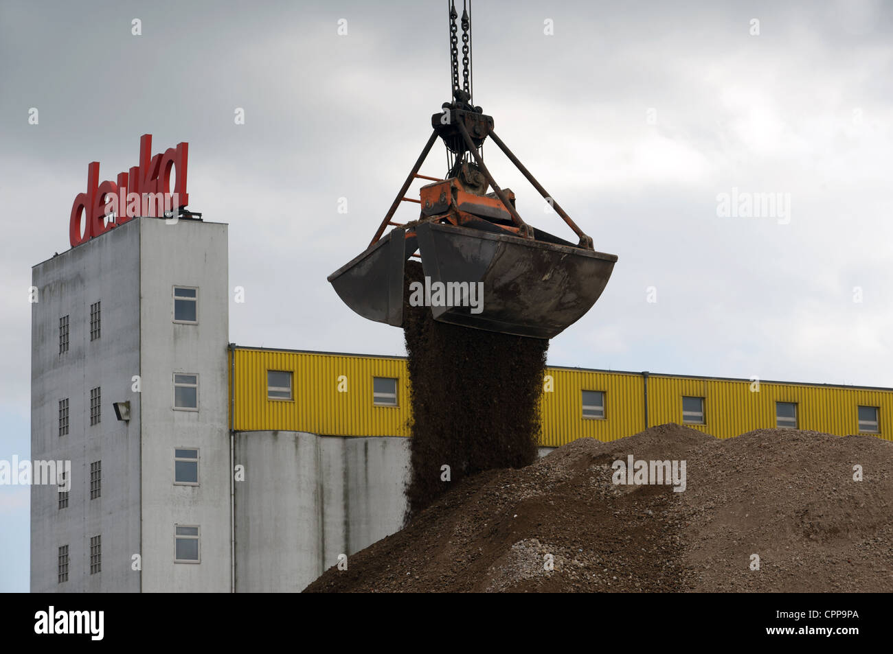 Dockside loading hi-res stock photography and images - Alamy