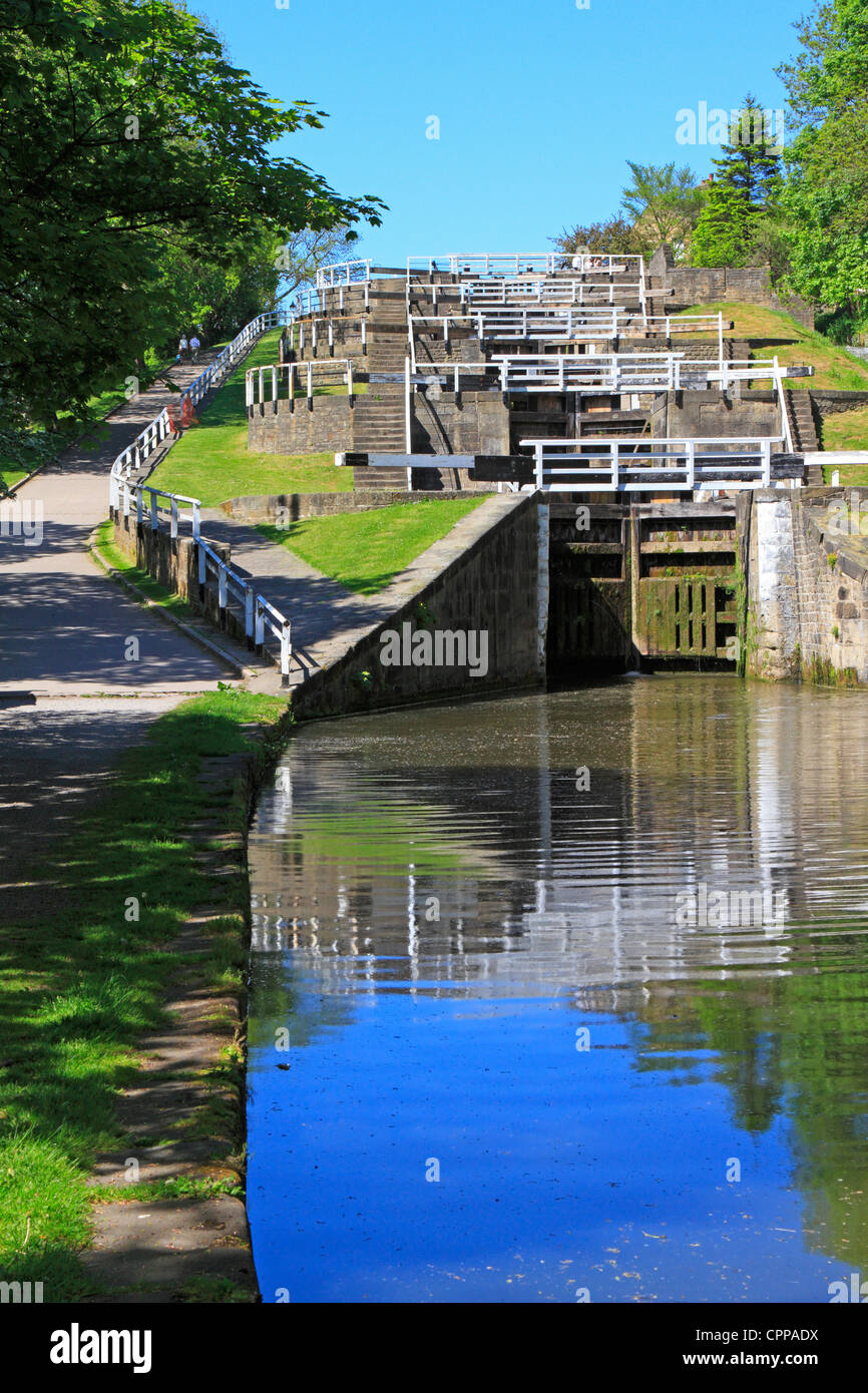 Leeds liverpool canal at bingley hi-res stock photography and images ...