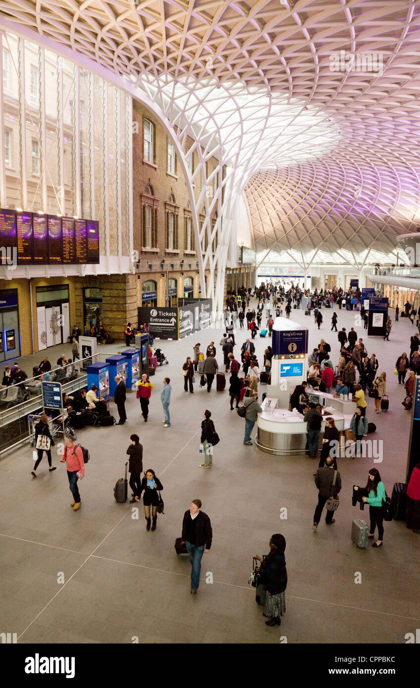 On concourse kings cross station hi-res stock photography and images ...