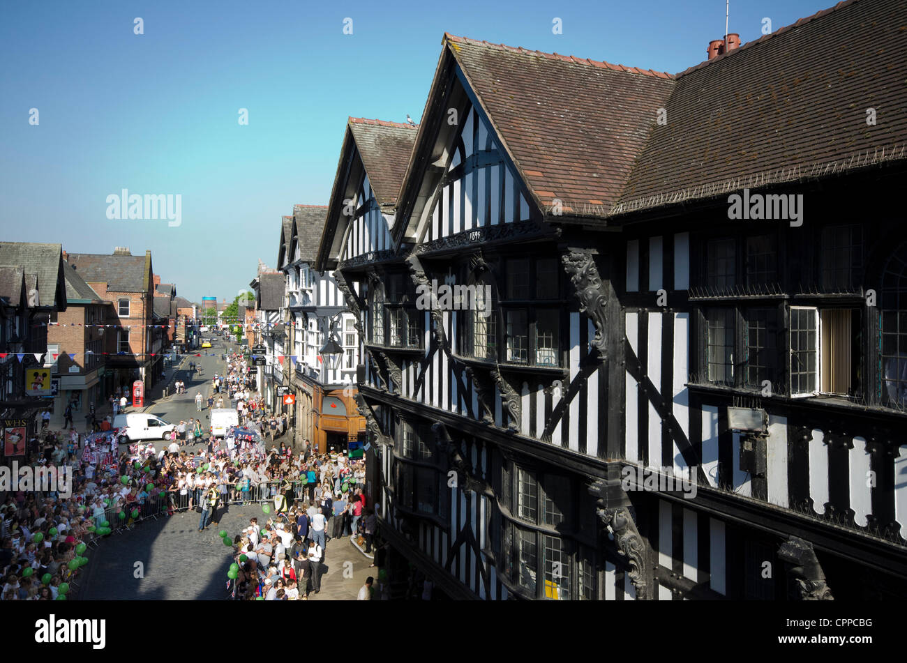 29.5.12 View of crowds lining the streets in Foregate Street, Chester ...