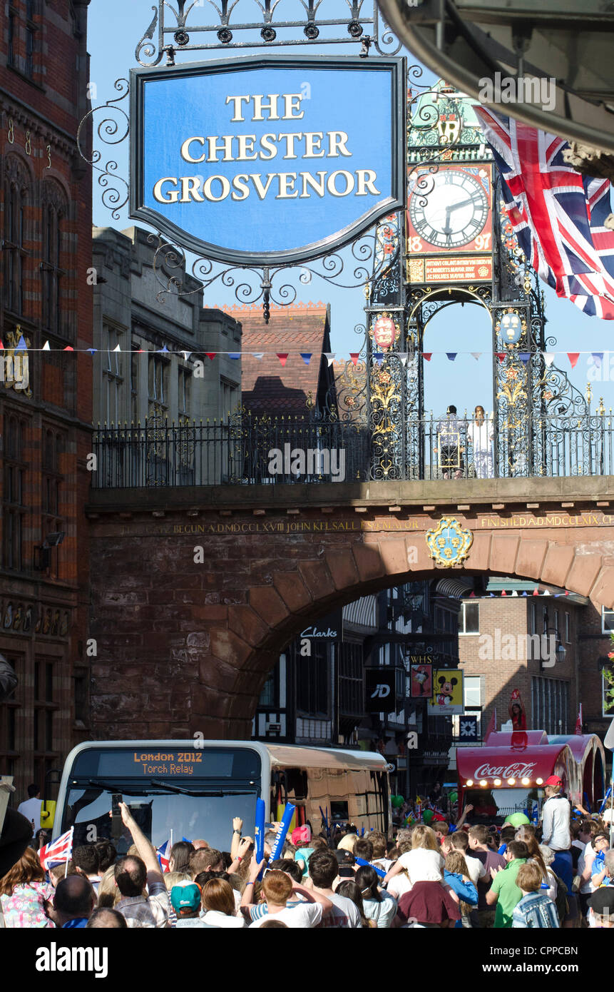 29.5.12 Crowds lining the street in the shadow of Eastgate Clock in ...