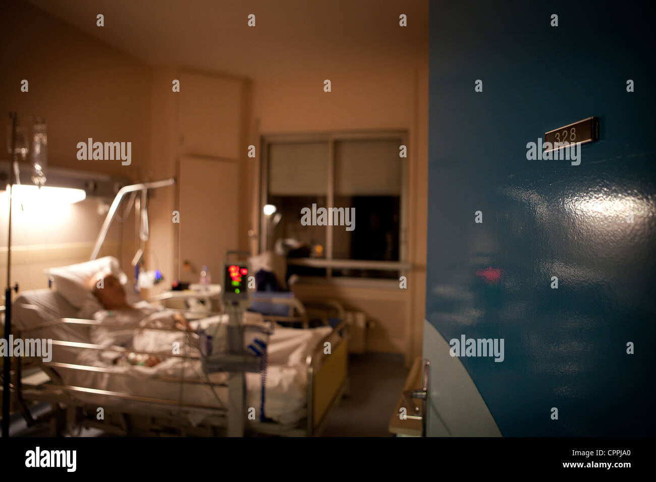 HOSPITAL AT NIGHT Stock Photo - Alamy