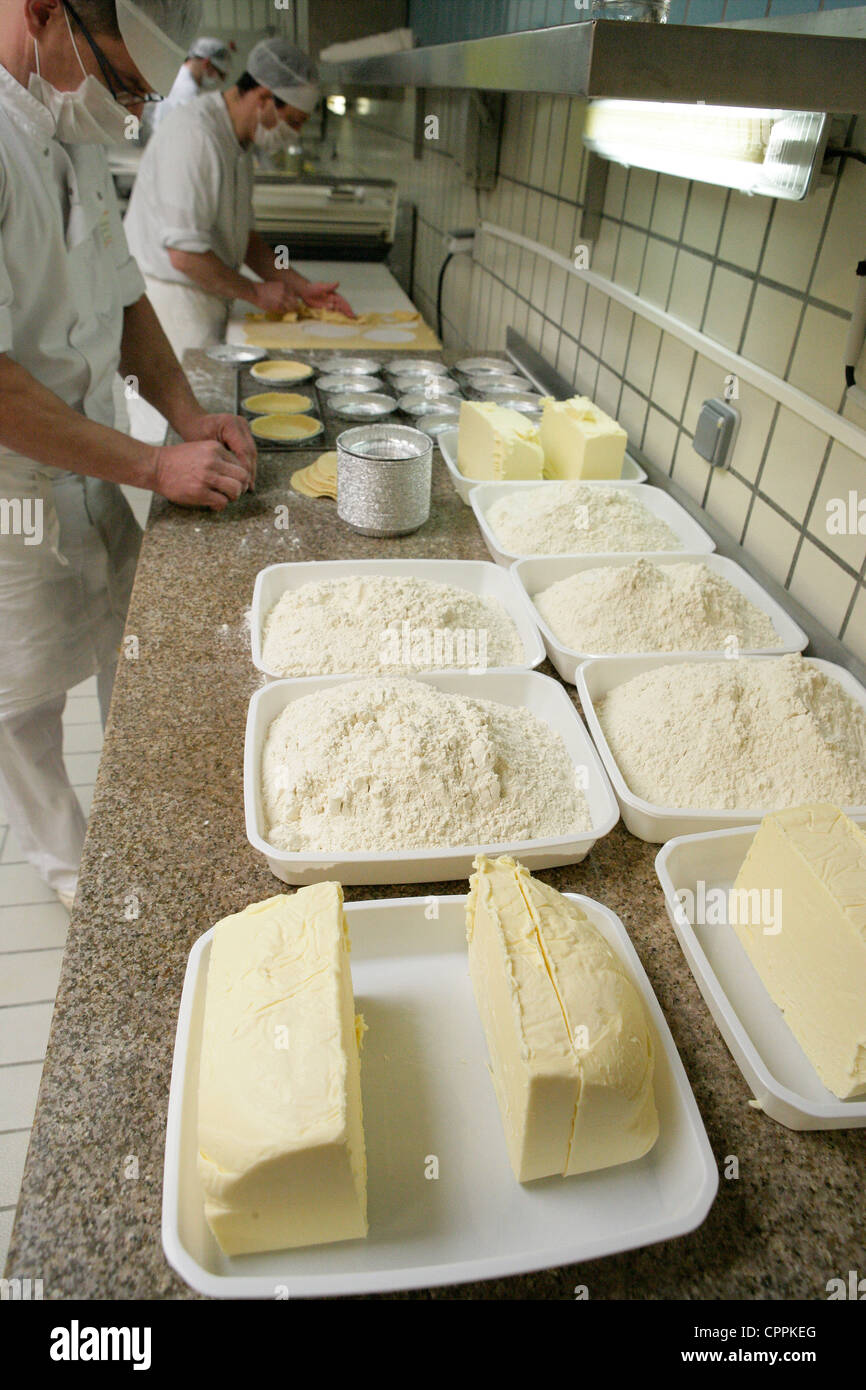 Kitchen staff preparation hospital hi-res stock photography and images ...