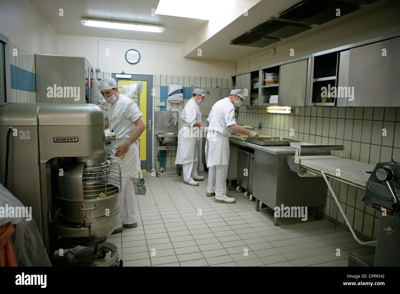Kitchen staff work hospital hi-res stock photography and images - Alamy