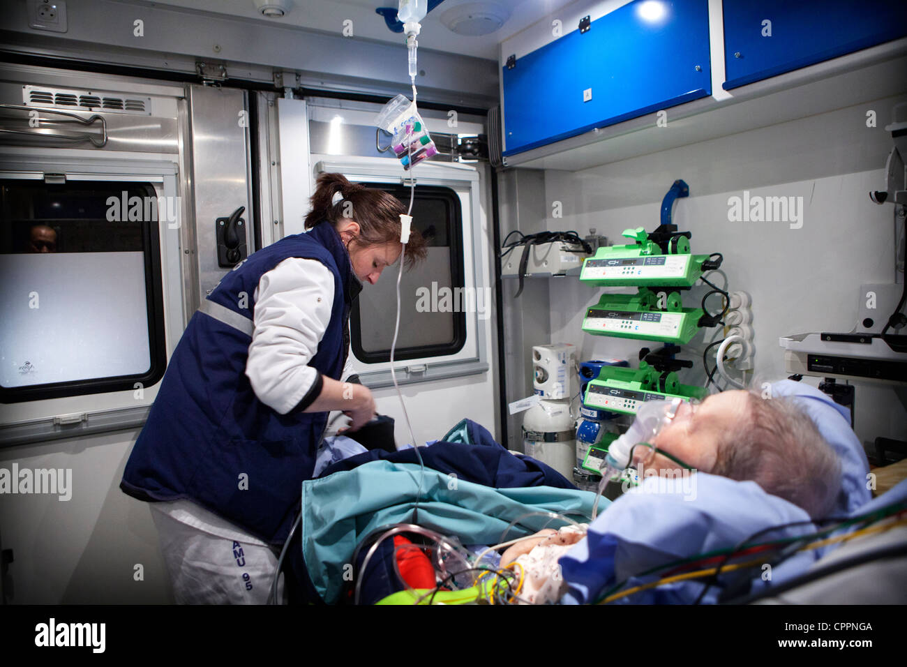 Emergency medical oxygen truck hi-res stock photography and images - Alamy