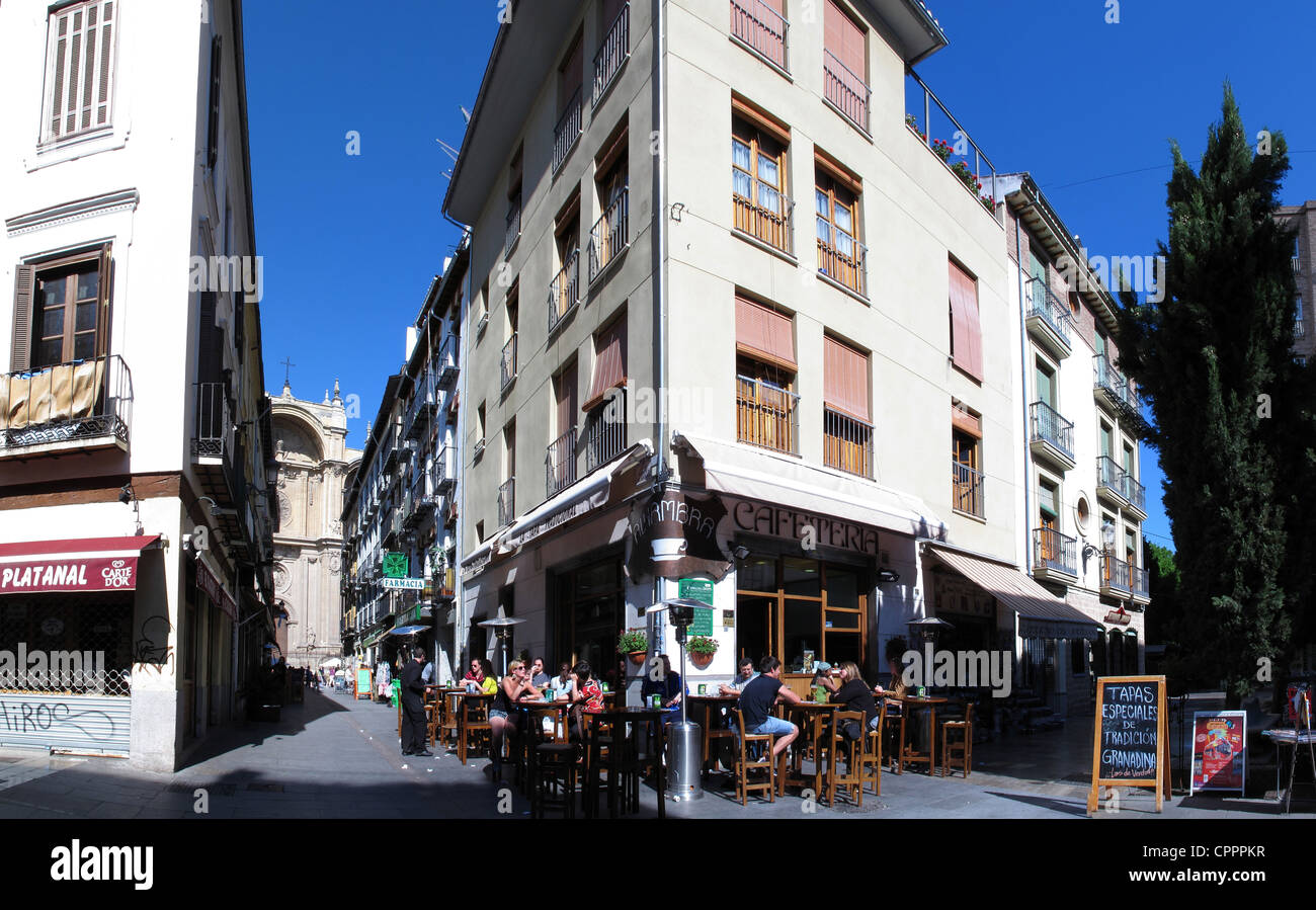 Spain Andalusia Granada sidewalk cafeteria coffee shop Stock Photo - Alamy