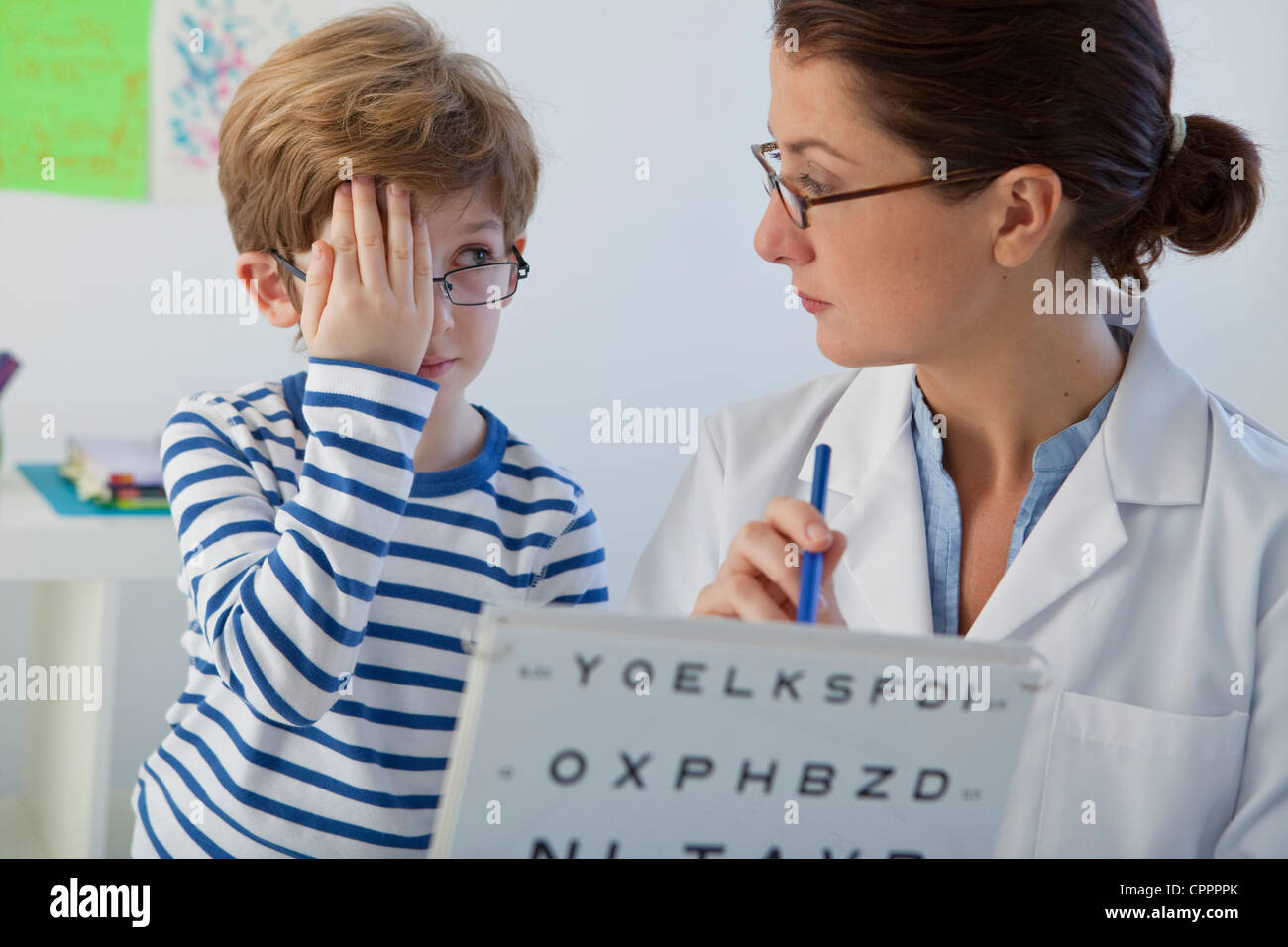Visual eye chart child hi-res stock photography and images - Alamy