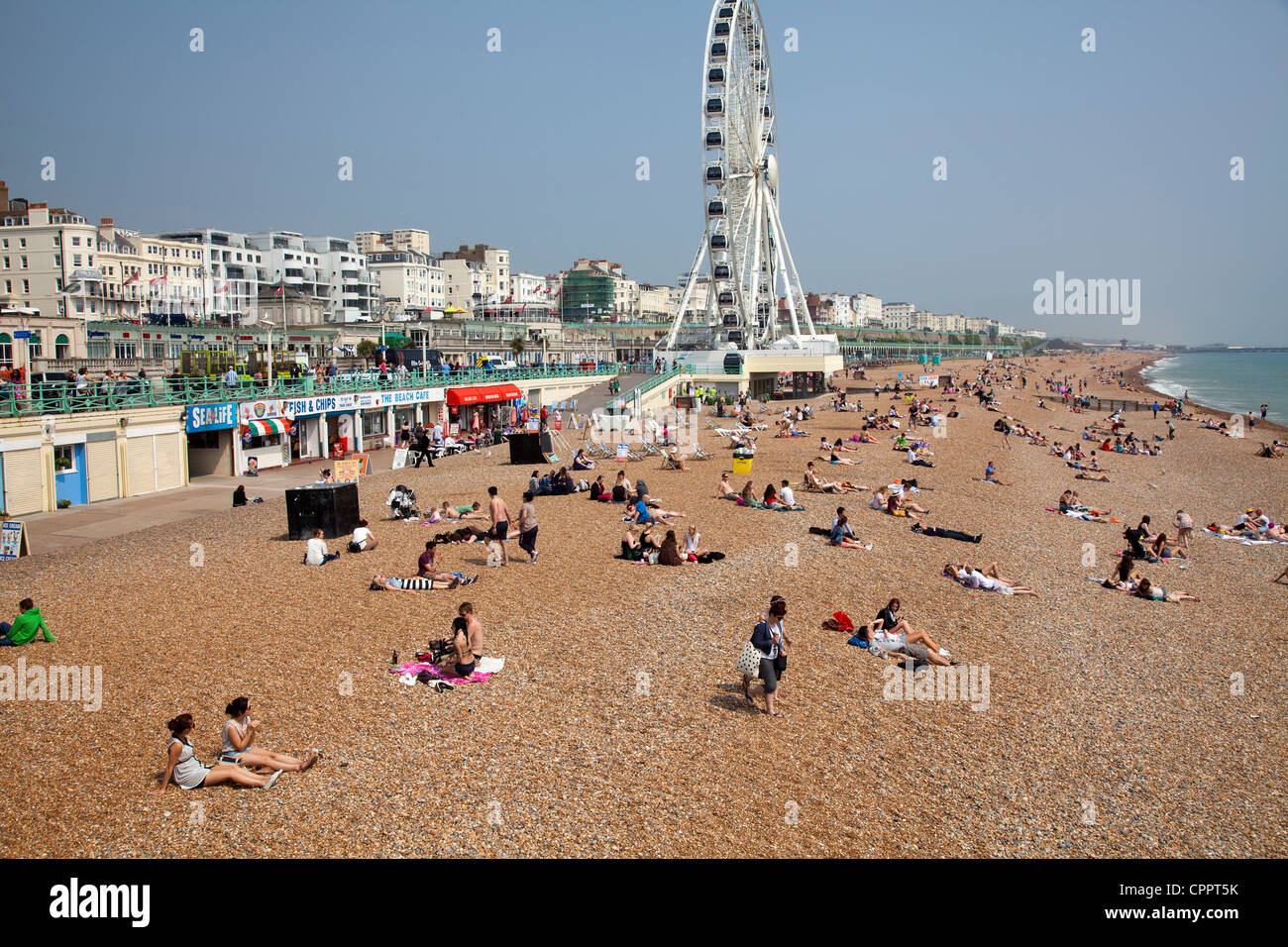 Hot weather brighton beach hi-res stock photography and images - Alamy