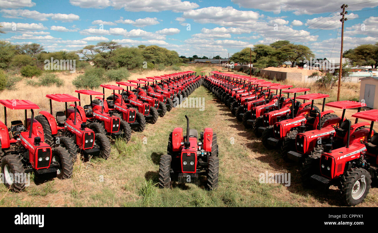 Line up of tractors hi-res stock photography and images - Alamy