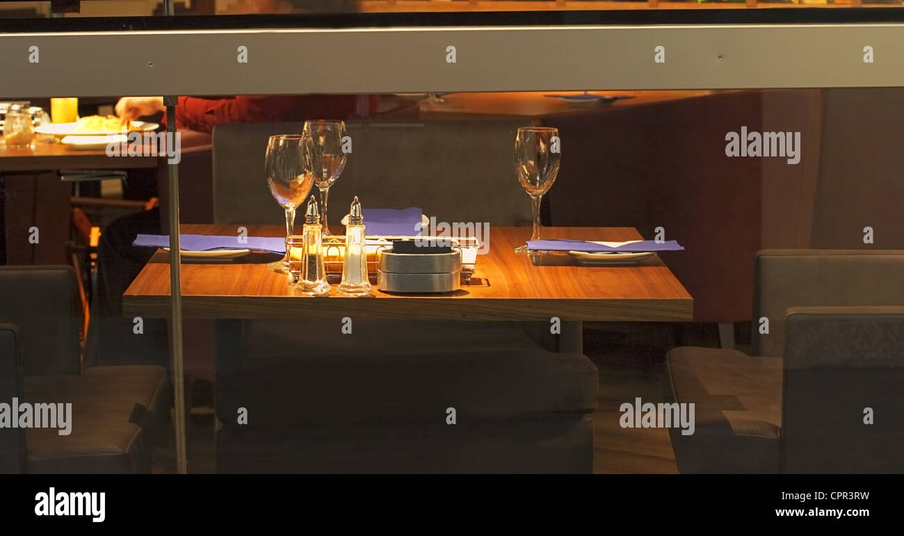 Restaurant night inside view window hi-res stock photography and images ...