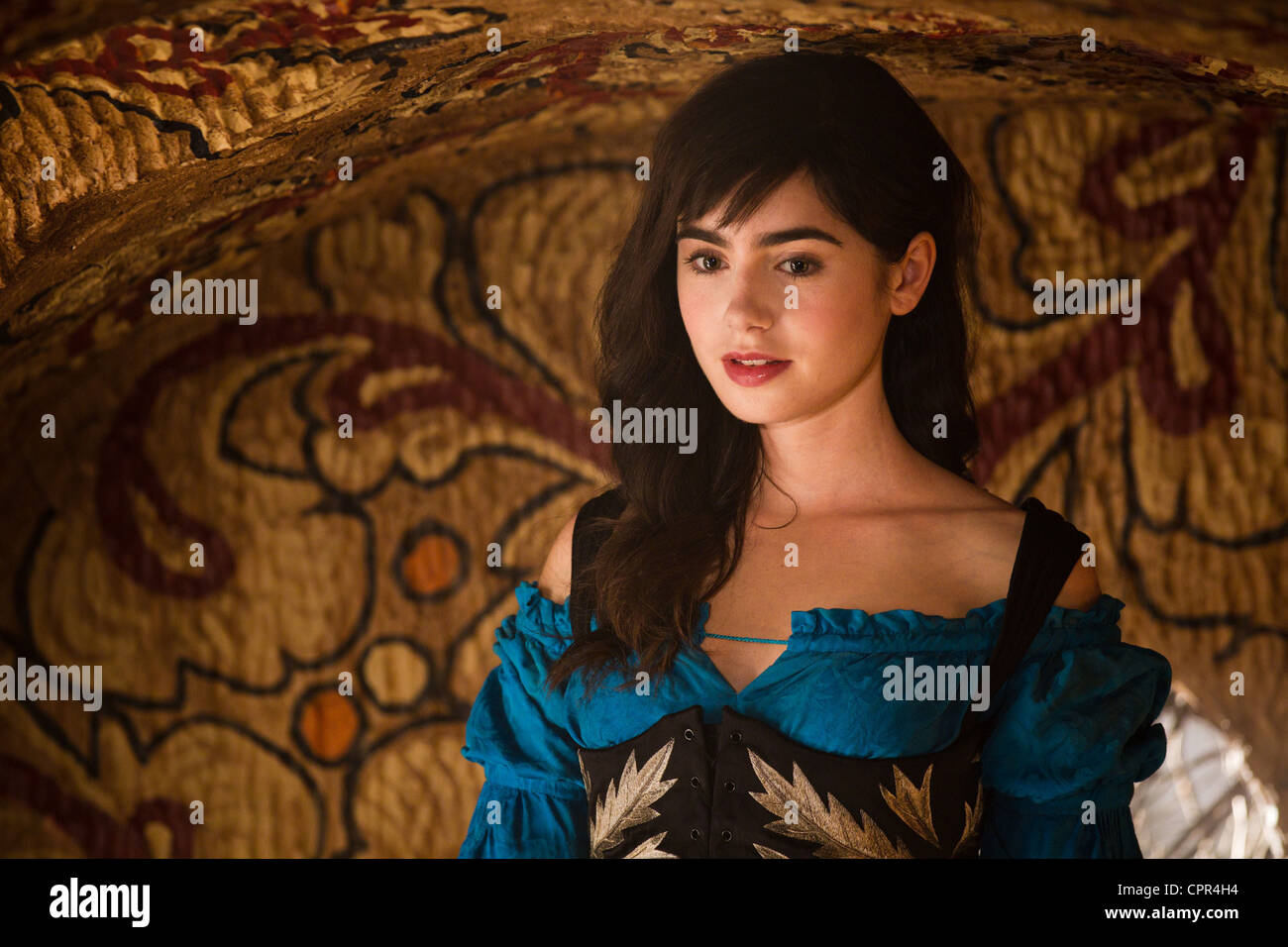 Who Played Snow White In Mirror Mirror