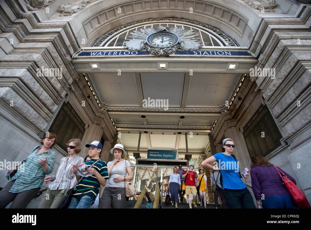 Station clock waterloo station london hi-res stock photography and ...