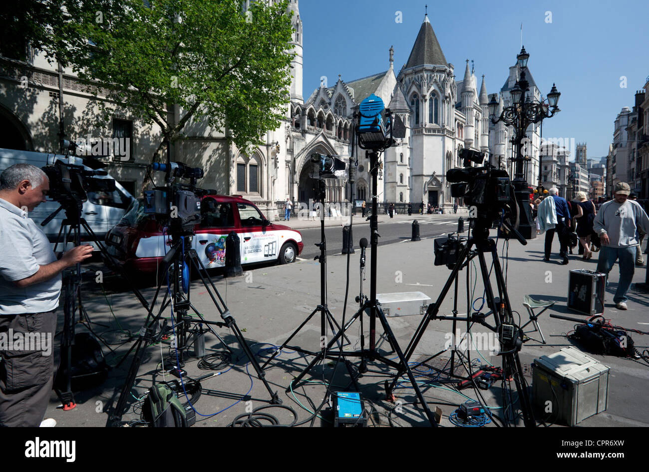 Media reporting in courts hi-res stock photography and images - Alamy