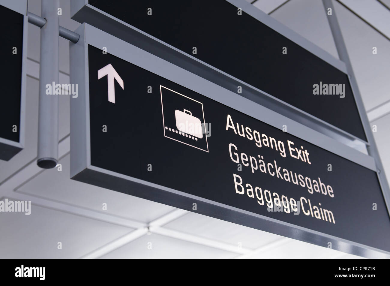 Baggage claim sign airport hi-res stock photography and images - Alamy