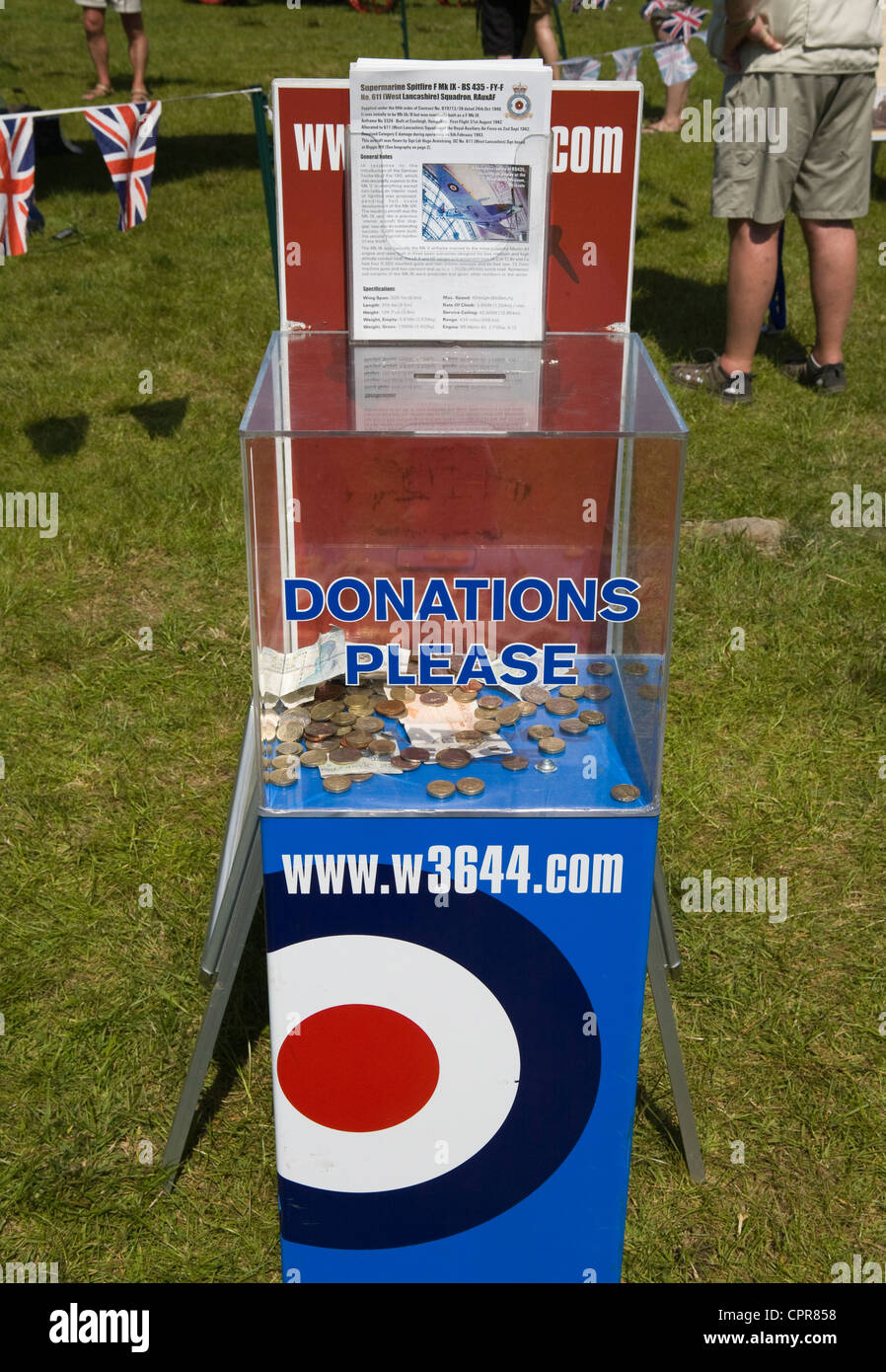 Food bank food box uk hi-res stock photography and images - Alamy
