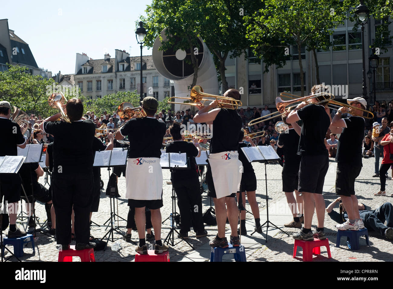 Street entertainers performers artists hi-res stock photography and ...